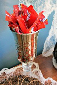 25 Easy Candy Bar Ideas for Party on a Budget